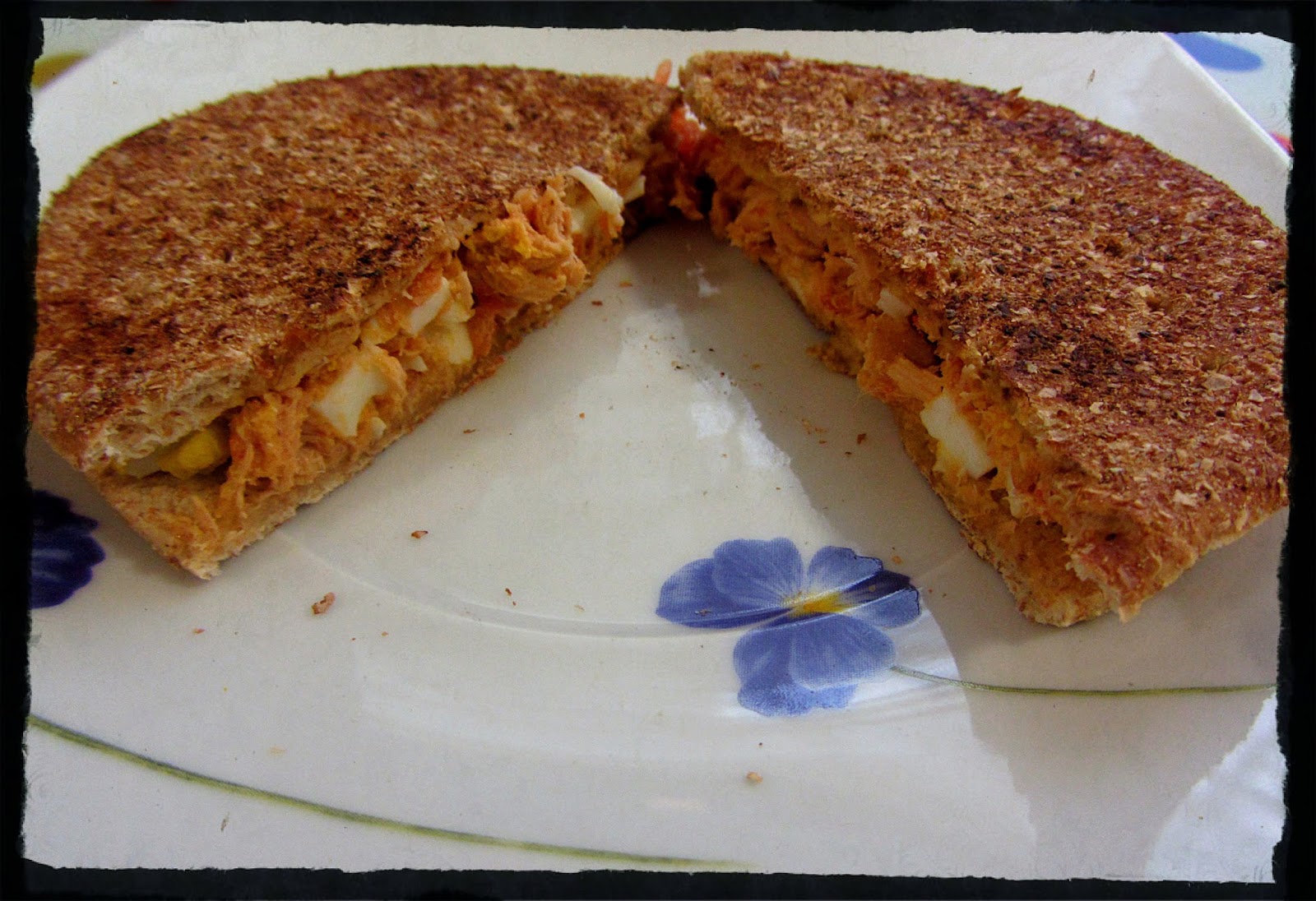 Sandwich de atún, huevo duro y tomate
