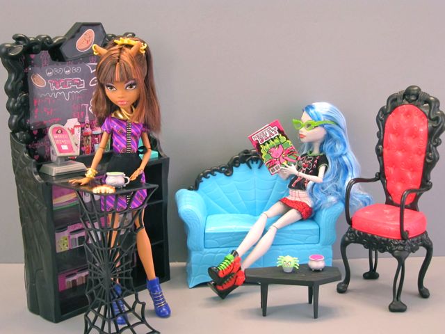 The Monster High "Coffin Bean" vs. The Bratzillaz "Cafe Zap" Playset ...