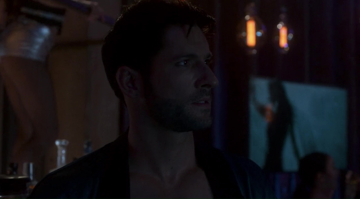 ausCAPS: Tom Ellis shirtless in Lucifer 4-04 "All About Eve"