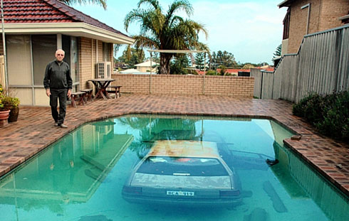 Fun Plannet: Car In Swiming Pool
