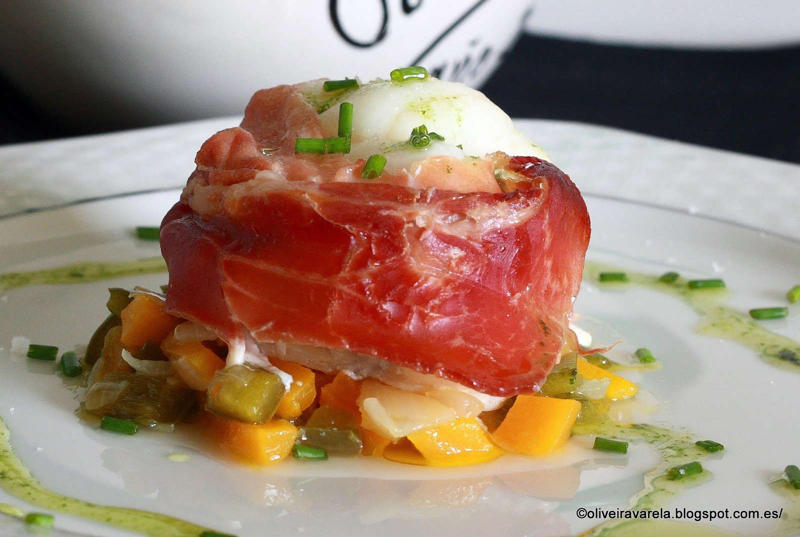 Peixe sapo albardado con xamón sobre pisto de cabaza