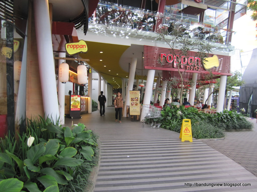 Ciwalk (Cihampelas Walk), mall yang rimbun dan hijau | Bandung View