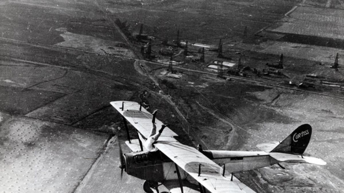 22 Vintage Wing Walking Photos That Prove Our Grandparents Were Out of ...