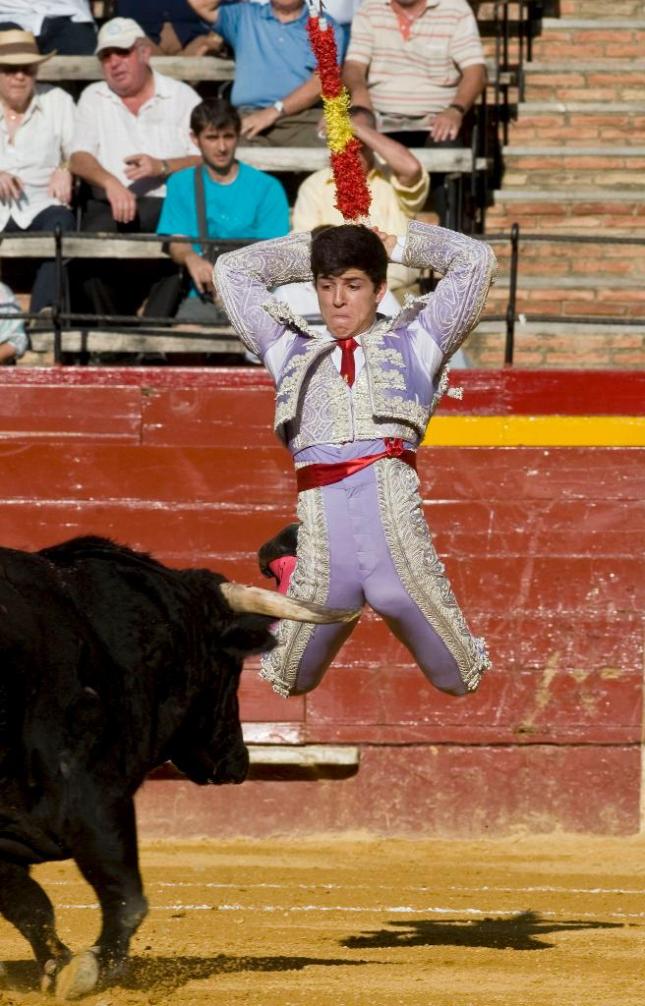 PERÚ TOROS: NOVILLERO ESPAÑOL JOSÉ ARÉVALO SUFRE CORNADA EN PAUSA ...