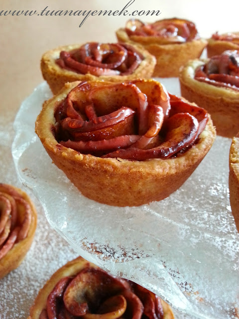 TUANA MUTFAK: GÜL ŞEKİLLİ ELMALI PAY