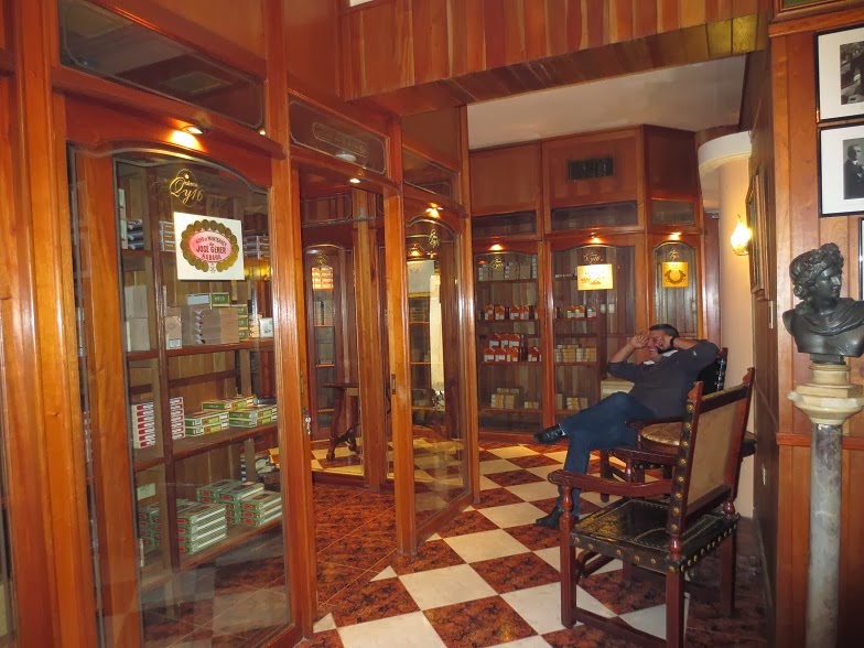 Cuban Cigars, Culture & Lifestyle: 5ta Y 16 LCDH & Carlos Robaina ...