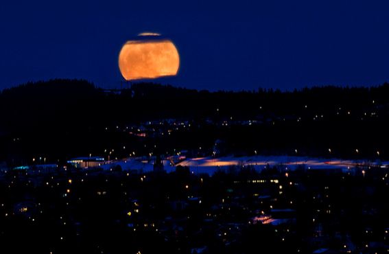PictoVista: Beautiful Supermoon Photos In 50 Different Places Around ...