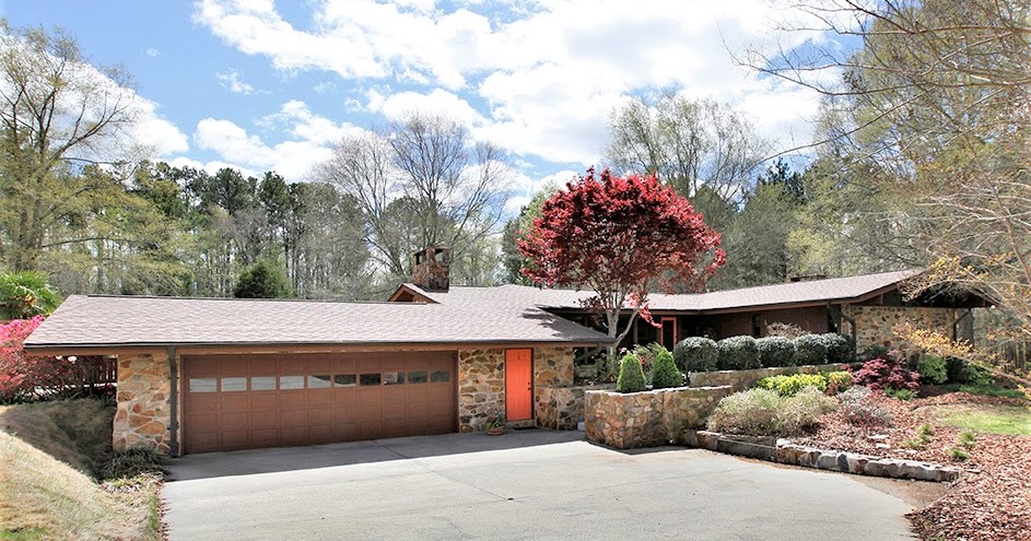 Charlotte Modern: Unique and Special Home Based on a MCM Plan on 4+ Acres!