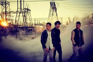 DIA DIA CON LOS JONAS: Entrevista a Joe Jonas en Trinity Star Magazine