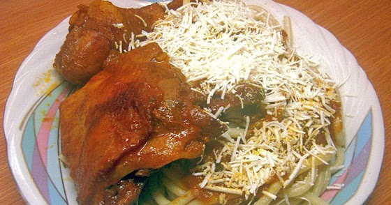 Κόκορας κοκκινιστός μακαρονάδα