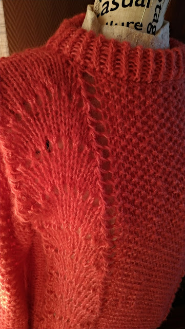 Ganni genser i korall farge