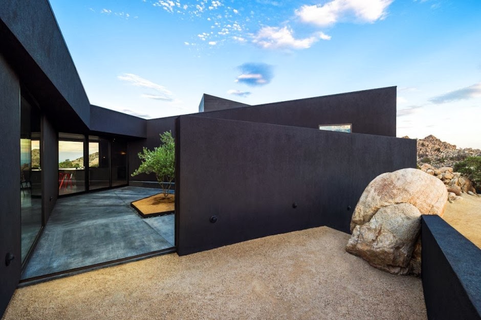 HOME INsight: Casa negra en pleno desierto