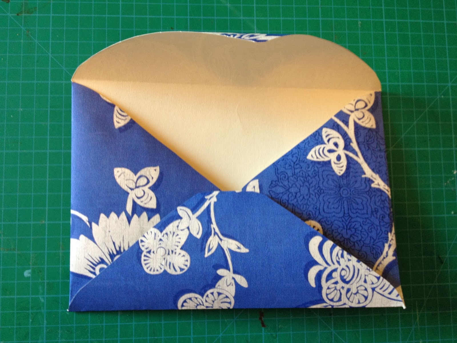 Bundles and Buttons: Wallpaper envelopes DIY