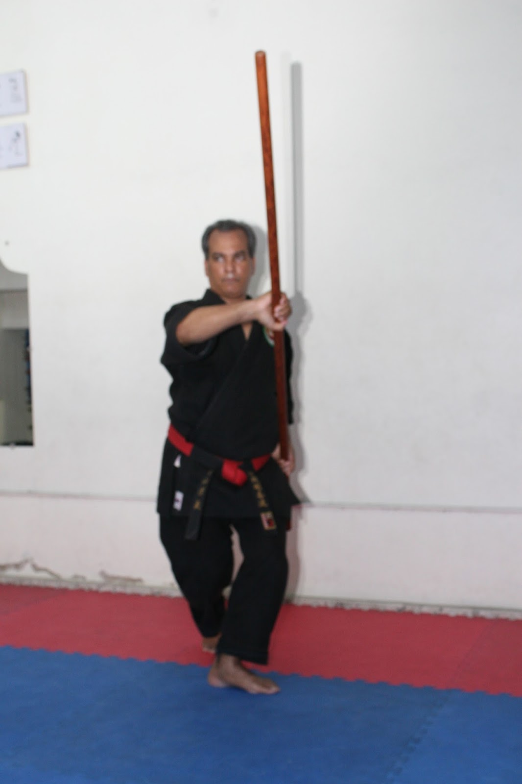 OKAMURA HOMBU DOJO: USO DEL BO, EKU, TEKO, JO, Y TONFA.