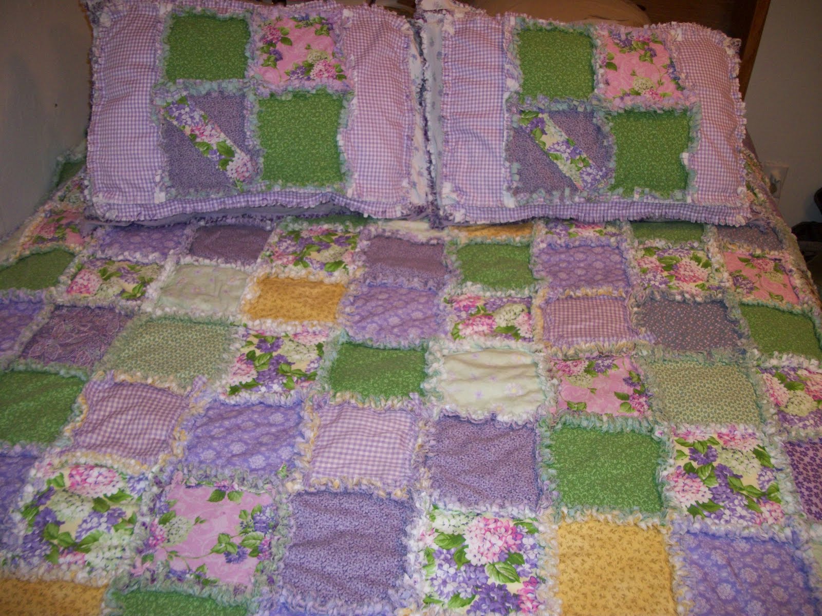 Deerecountry Quilts : Lavender Rag Quilt Queen