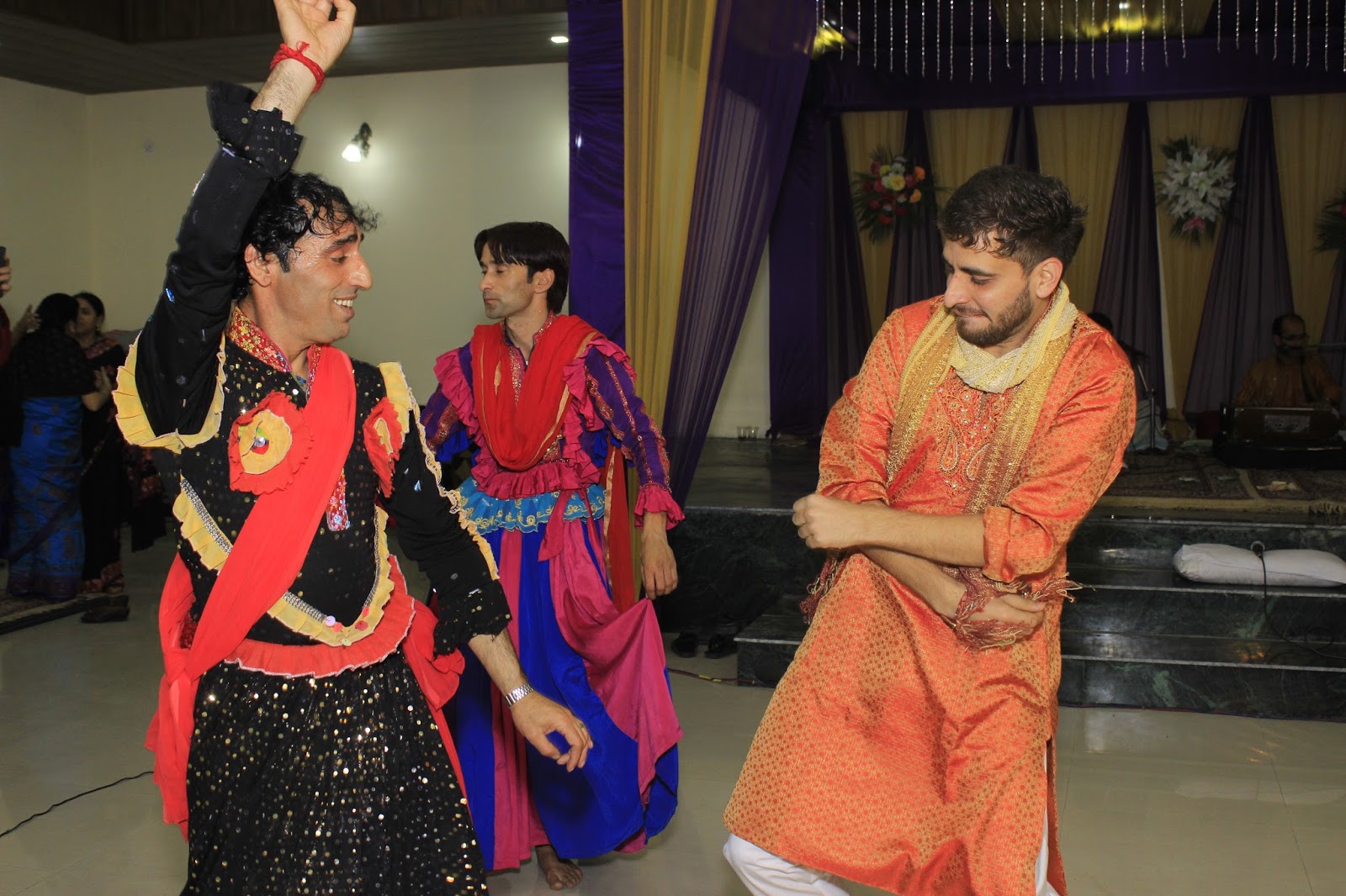 CHINAR SHADE : KASHMIRI MEHNDIRAAT ...A SPECTACLE OF HENNA , SINGING ...