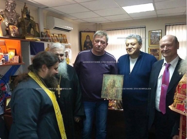 ΟΛΥΜΠΙΑΚΗ ΦΛΟΓΑ: ΘΑΥΜΑ: Δελφίνια έβγαλαν εικόνα της Παναγίας στην ακτή