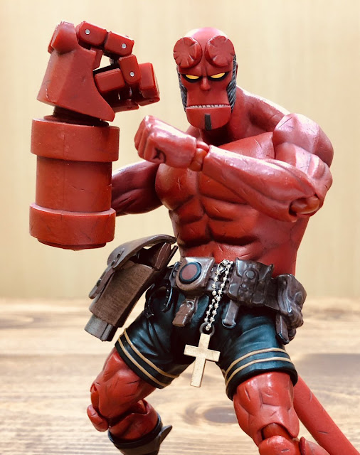 Hellboy 1/12 In-Hand Play Demo Videos from 1000Toys/SENTINEL