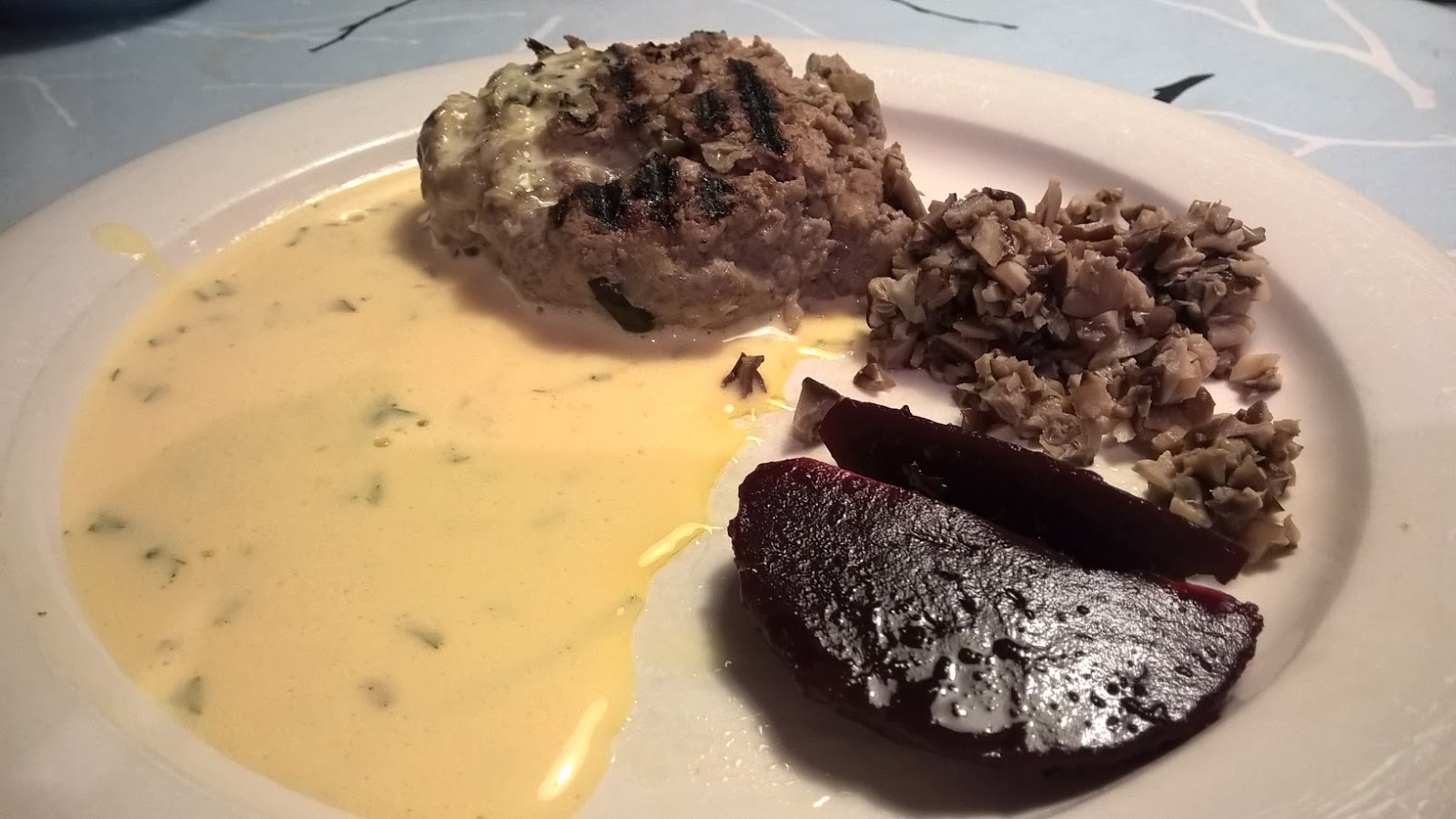 Jokkerin ruokatorvi: Pariloitu tartarpihvi, bearnaisekastike