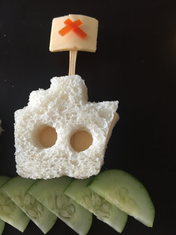 Ship Sandwich with a Smiley Pirate - Ribbons to Pastas