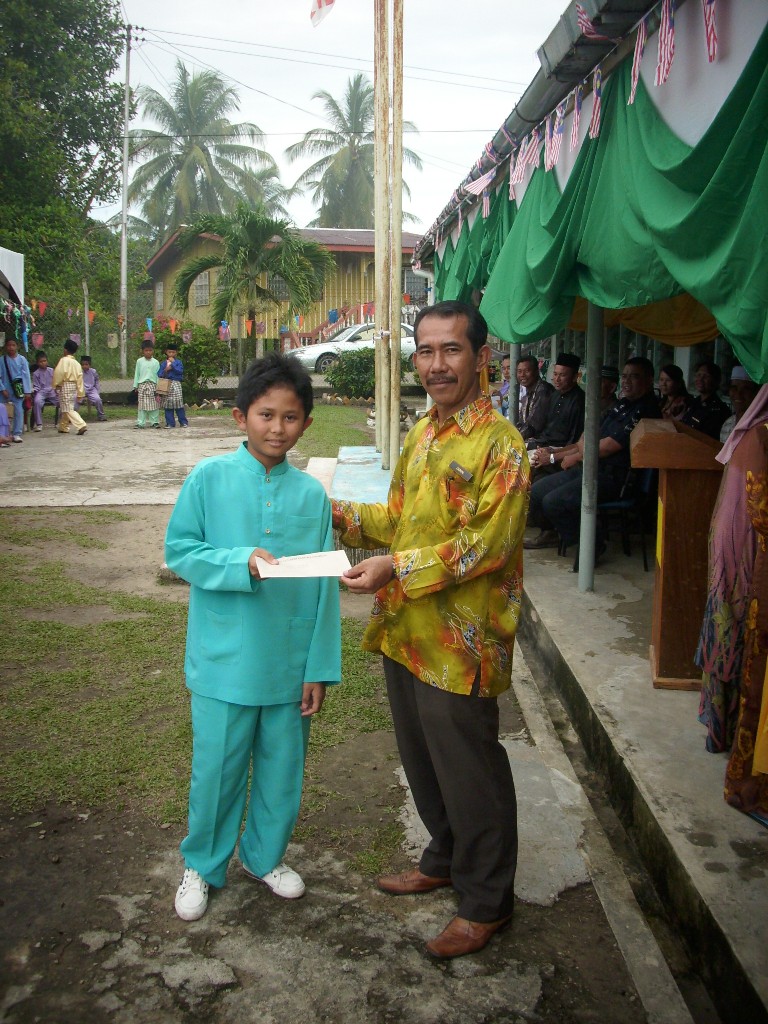 SK. BANTING, SIPITANG: SAMBUTAN HARI RAYA DAN MERDEKA SEKOLAH 2011