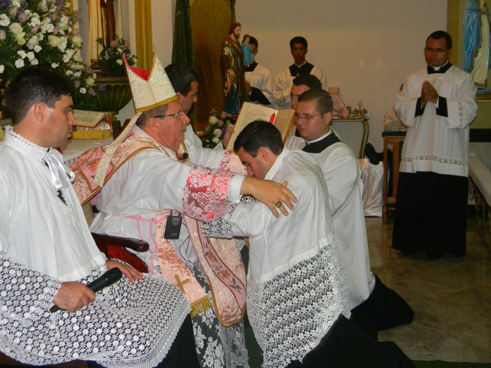 Santa Igreja: Rito da Tonsura em Itaperuna