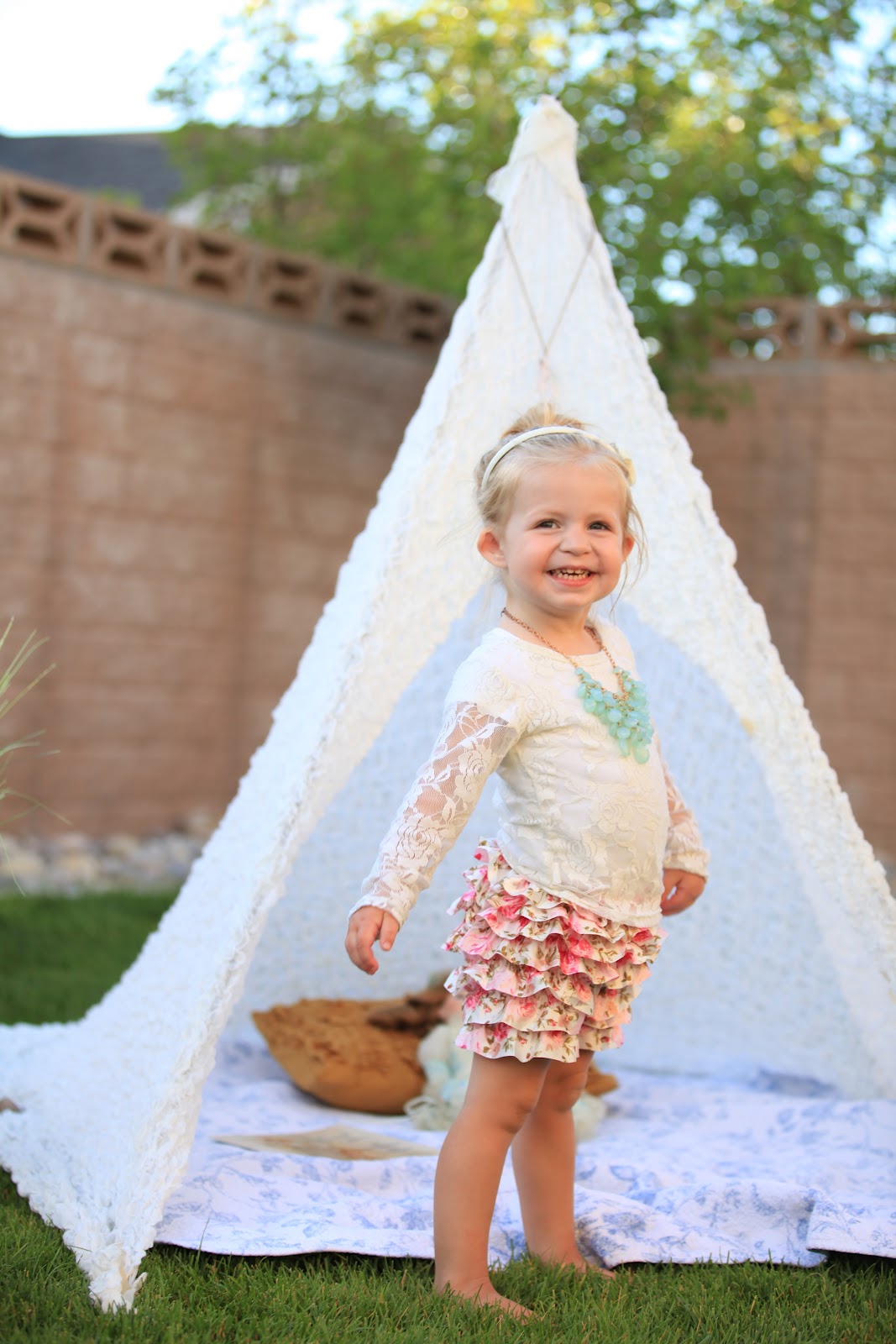 Cozy Sailor: DIY Shabby Teepee - Ruffles,Lace, and Floral Coziness Fun