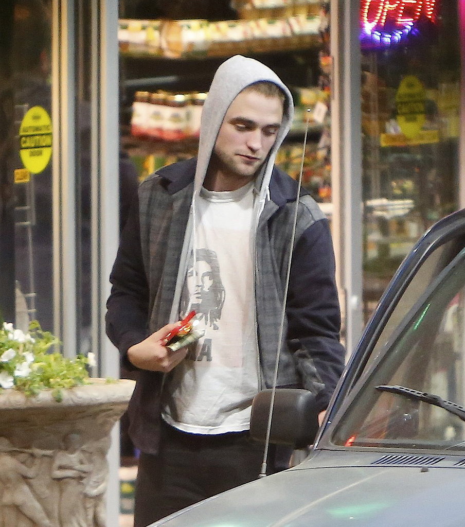 Robert Pattinson News: Rob & His Hoodie Take A Stroll In LA