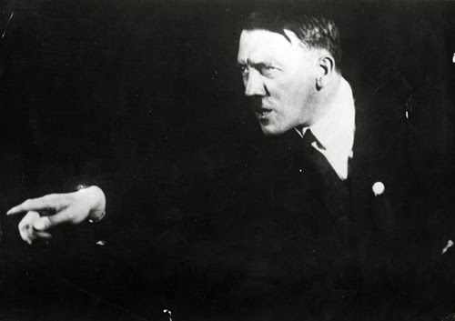 nggak mainstream: Seperti Apa Saat Adolf Hitler Berlatih Pidato?