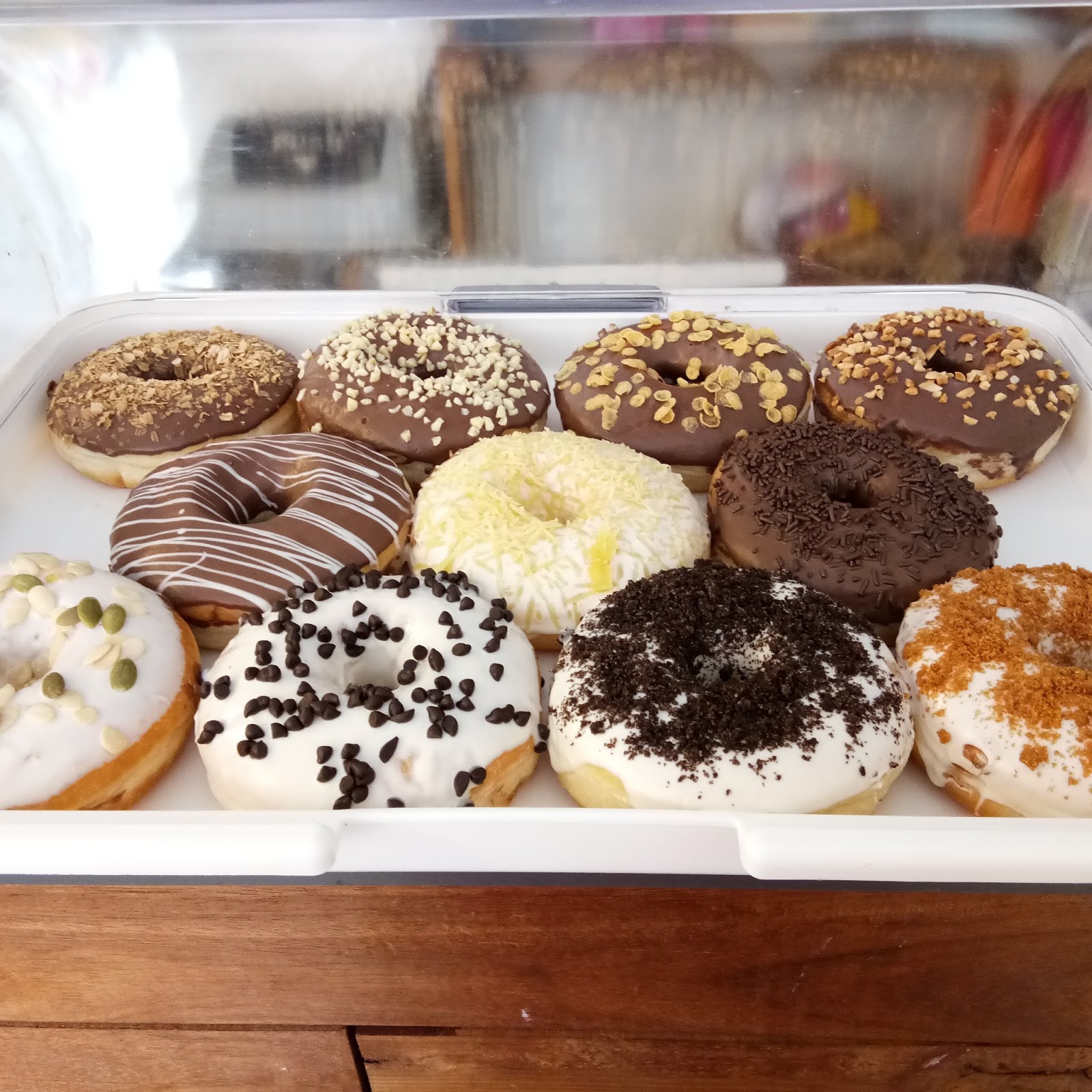 antara pilihan donut coklat yang ada untuk pelanggan