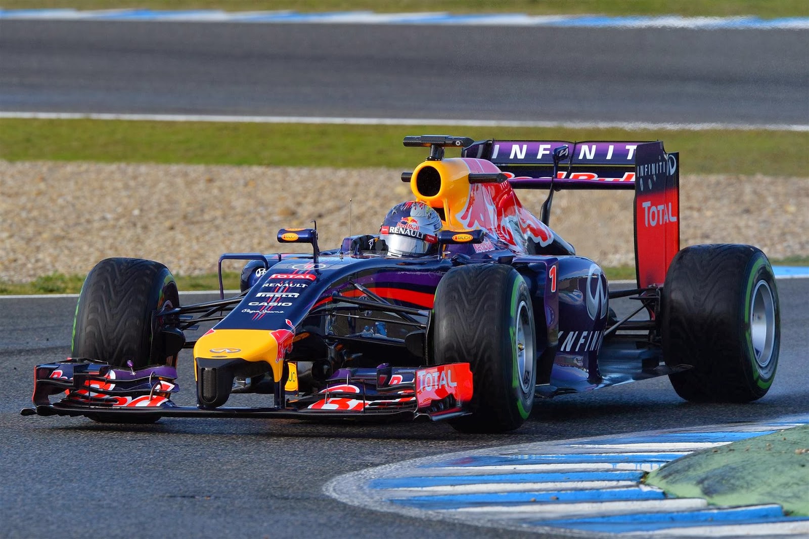 ANGELES EN LA CABEZA: ANÁLISIS DEL RED BULL RB10