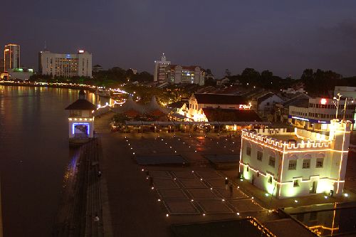 Kuching Waterfront - Tempat percutian dan pelancongan menarik di Bandaraya Kuching, Sarawak.