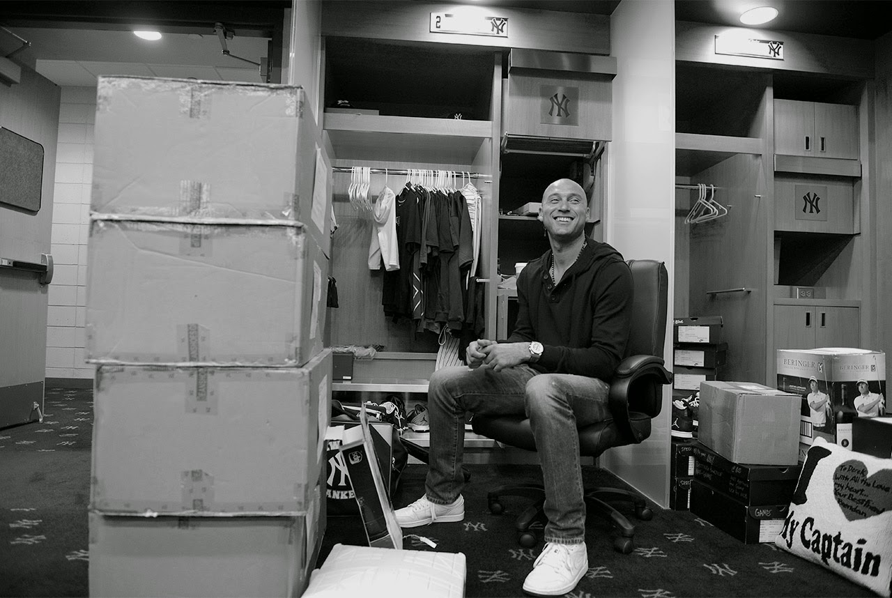 Bleeding Yankee Blue: DEREK JETER CLEANS OUT HIS LOCKER