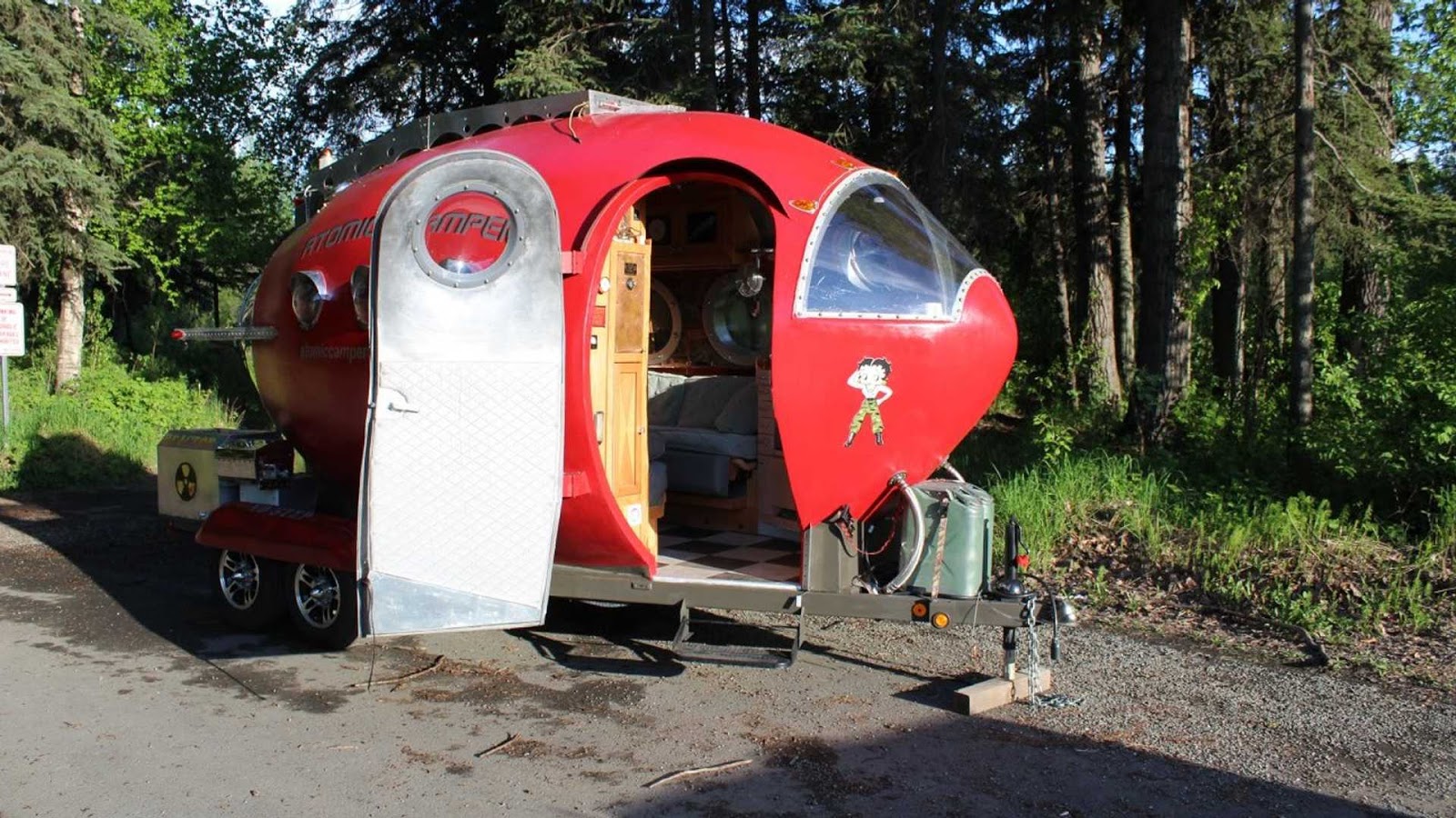 仿若紅色核彈的Atomic Camper絕對是最酷的露營車之一 | SanjiNoir 黑侍樂讀