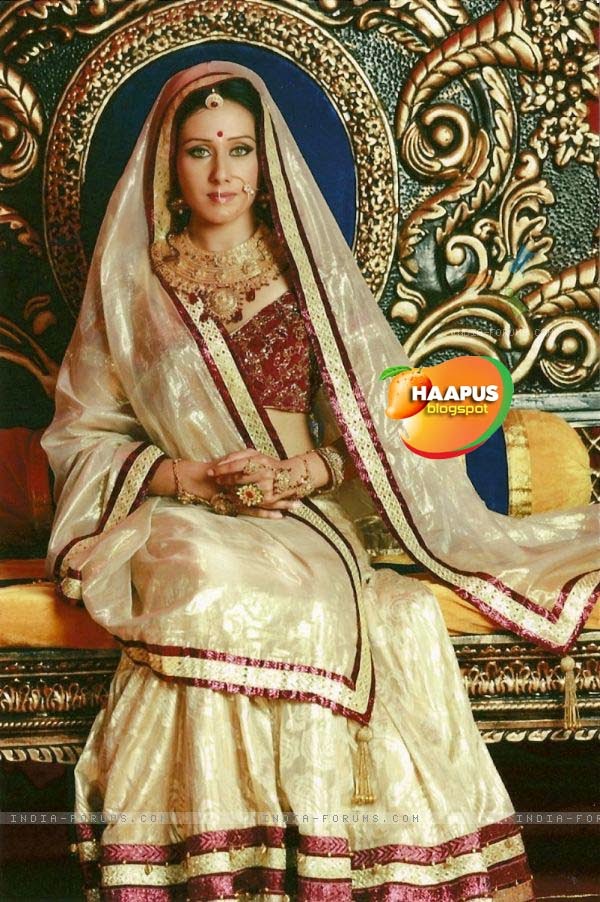 Tejaswini Lonari Photos in Saree | Cute Marathi actresses, bollywood ...