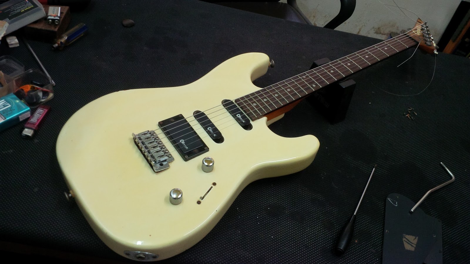 Membaiki alatan muzik : Charvette 200 by Charvel