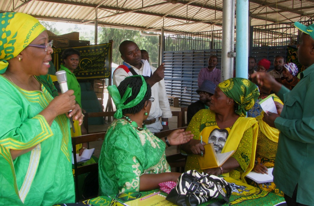 SOPHIA SIMBA AMFUNDA DIWANI WA CHADEMA KATA YA NYANDIRA - MICHUZI BLOG