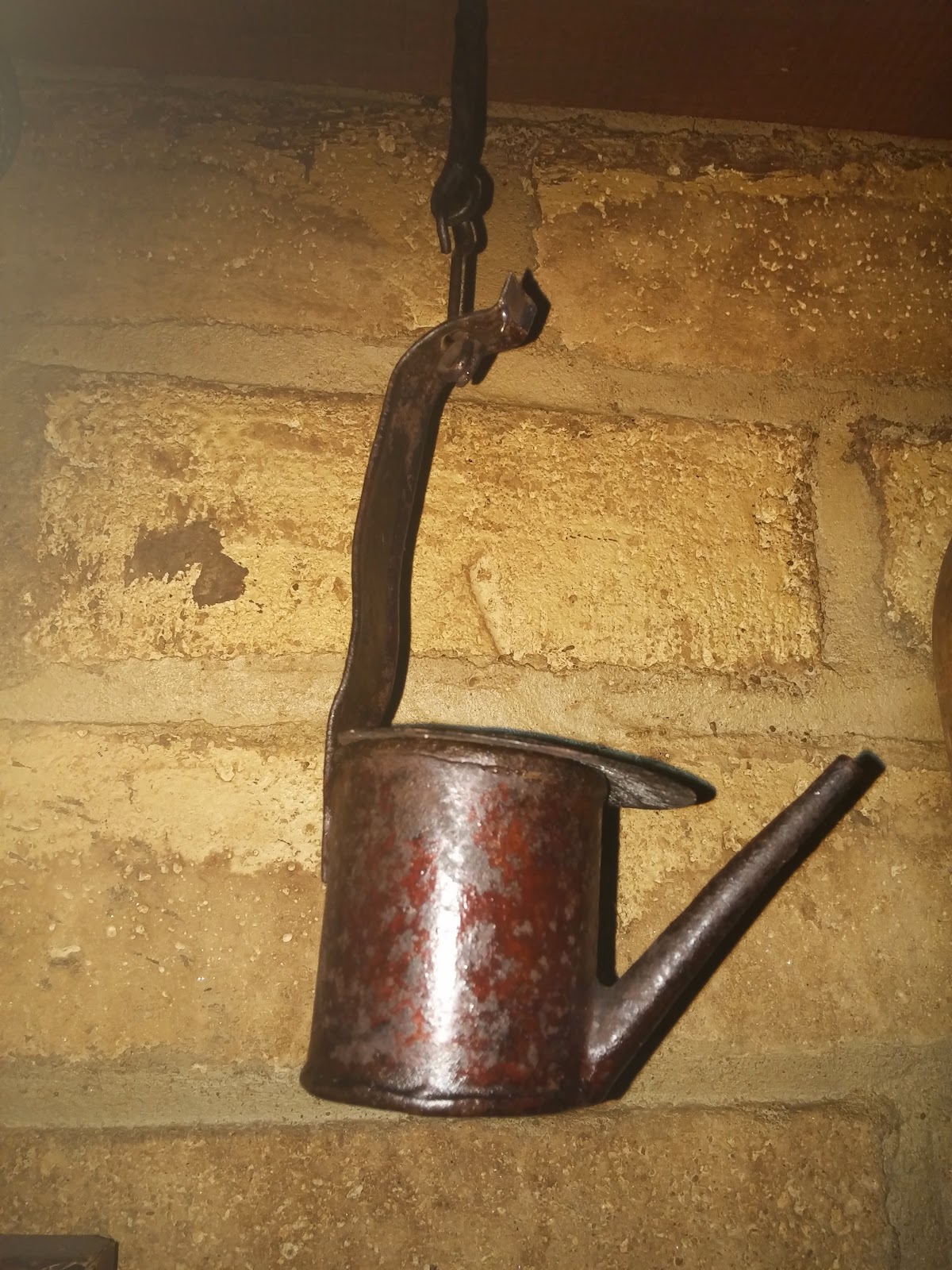 BAR LA CUEVA: Candiles Antiguos