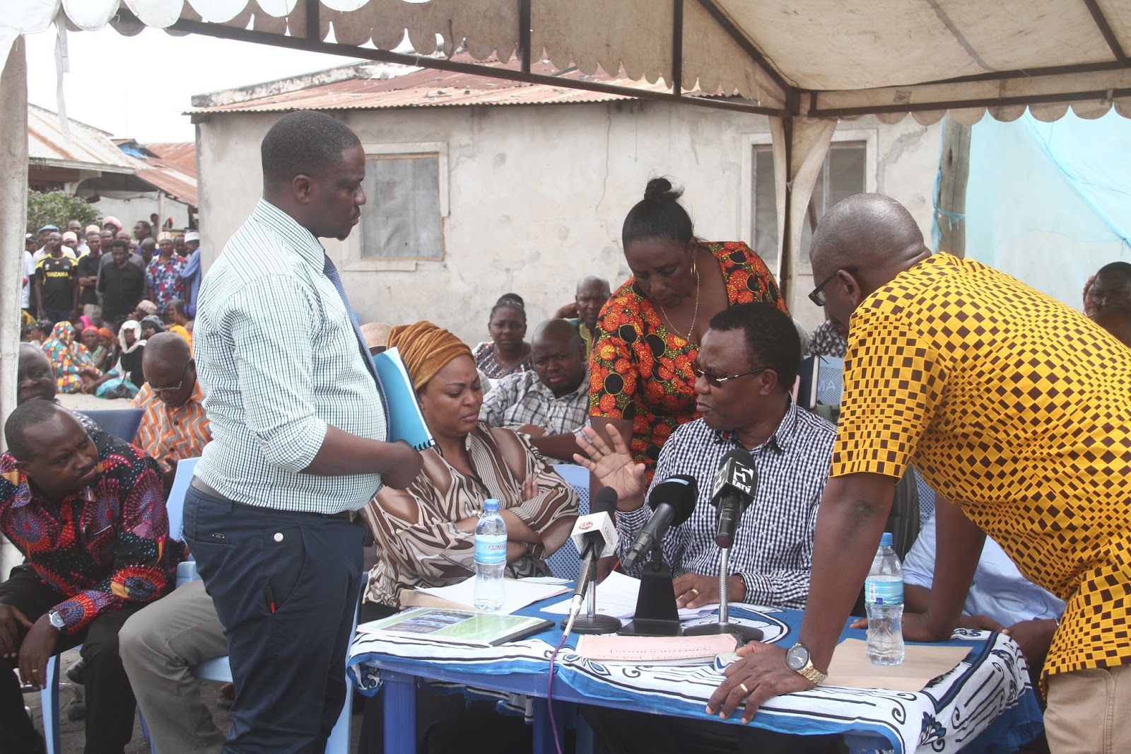 MATUKIO @ MICHUZI BLOG: LUKUVI AMALIZA MGOGORO WA ARDHI VINGUNGUTI