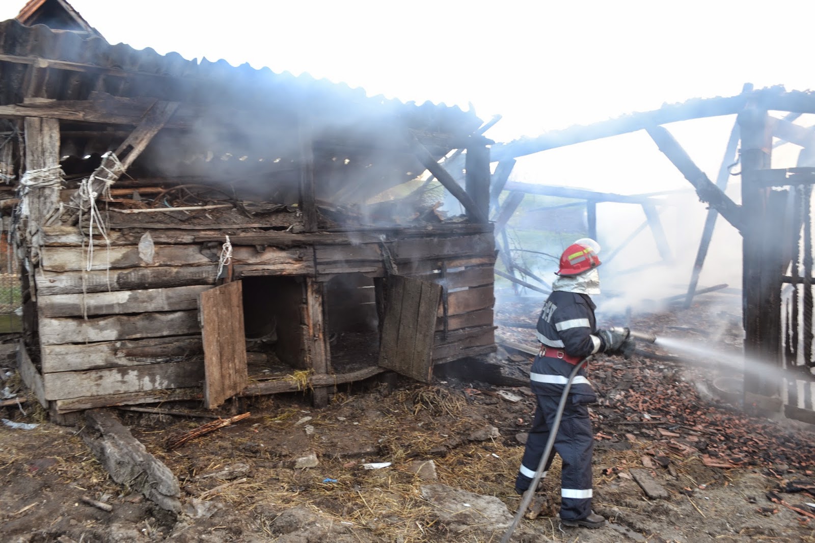 FOTO - Incendiu puternic: un depozit a ars din temelii | MEDIAŞ ...