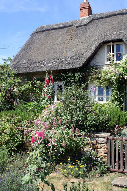 Eye For Design: Create Cozy English Cottage Rooms With Floral Chintz Fabric