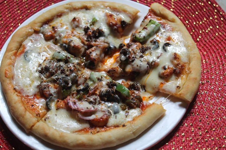 Chicken Pizza Recipe - Spicy Chicken Pizza Recipe - Yummy Tummy