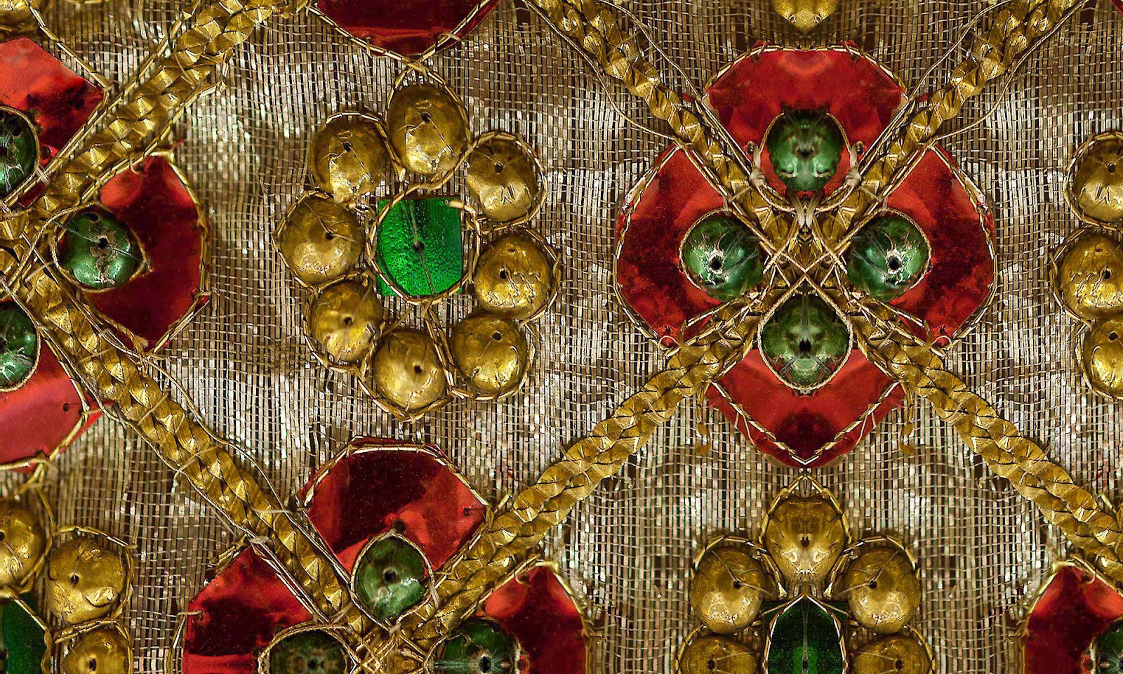 Zoë Design: Day 136 ~ Wallpaper-a-day "The Raj"