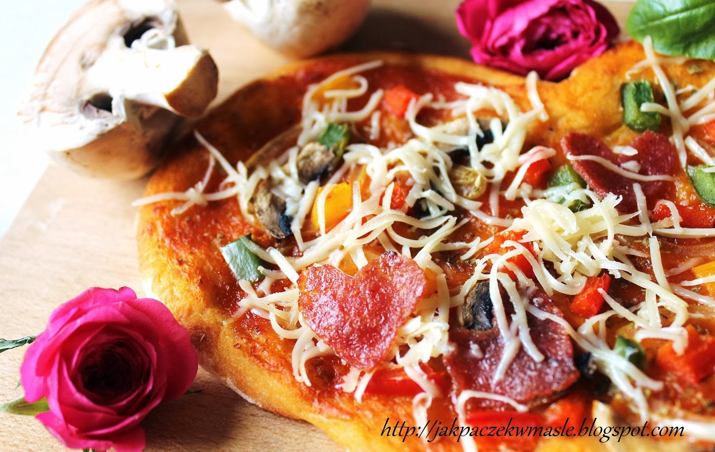 Jak pączek w maśle...: Walentynkowa pizza w kształcie serca