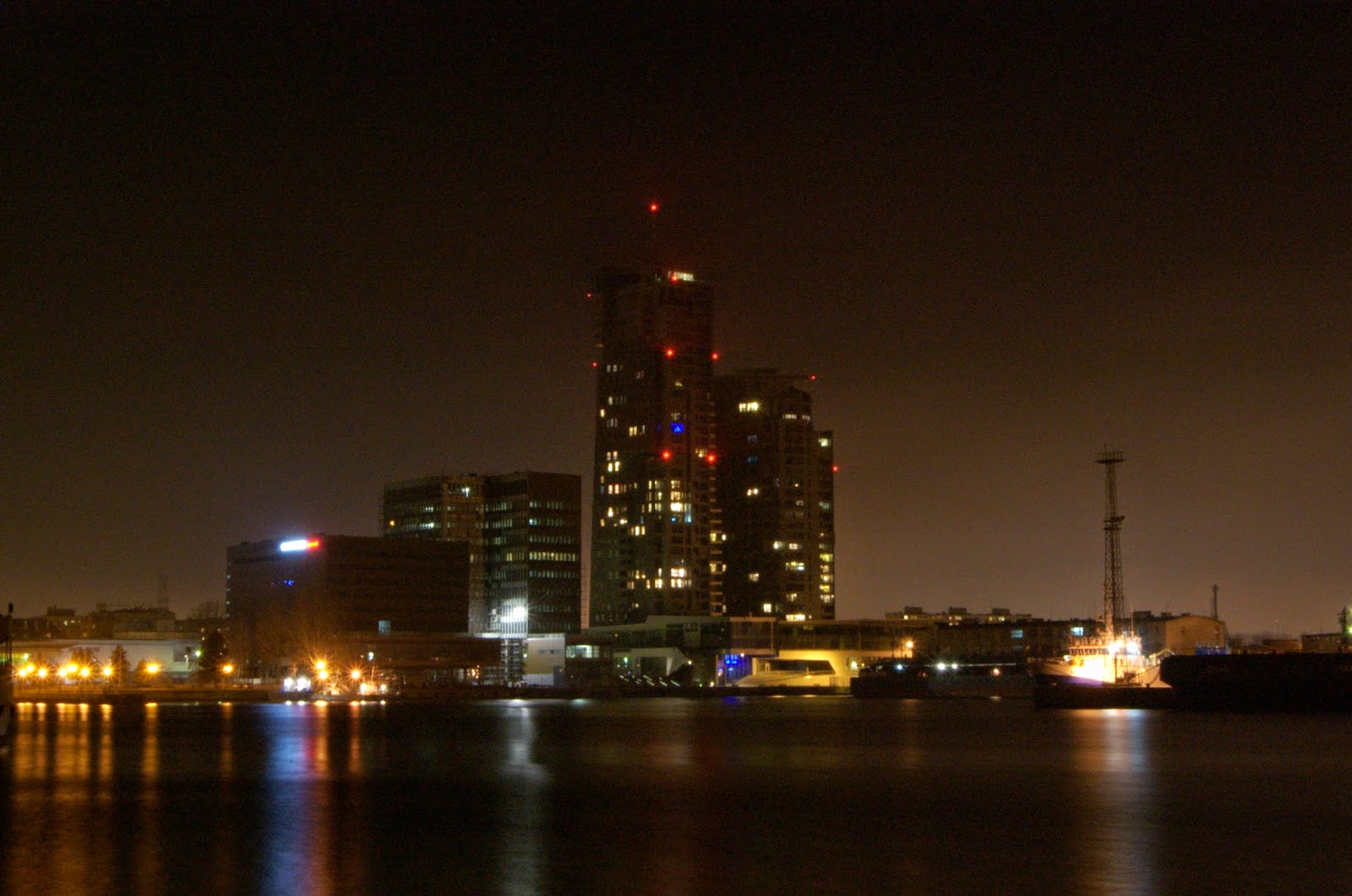 Blog jaskiniowca: Przedświąteczna Gdynia nocą