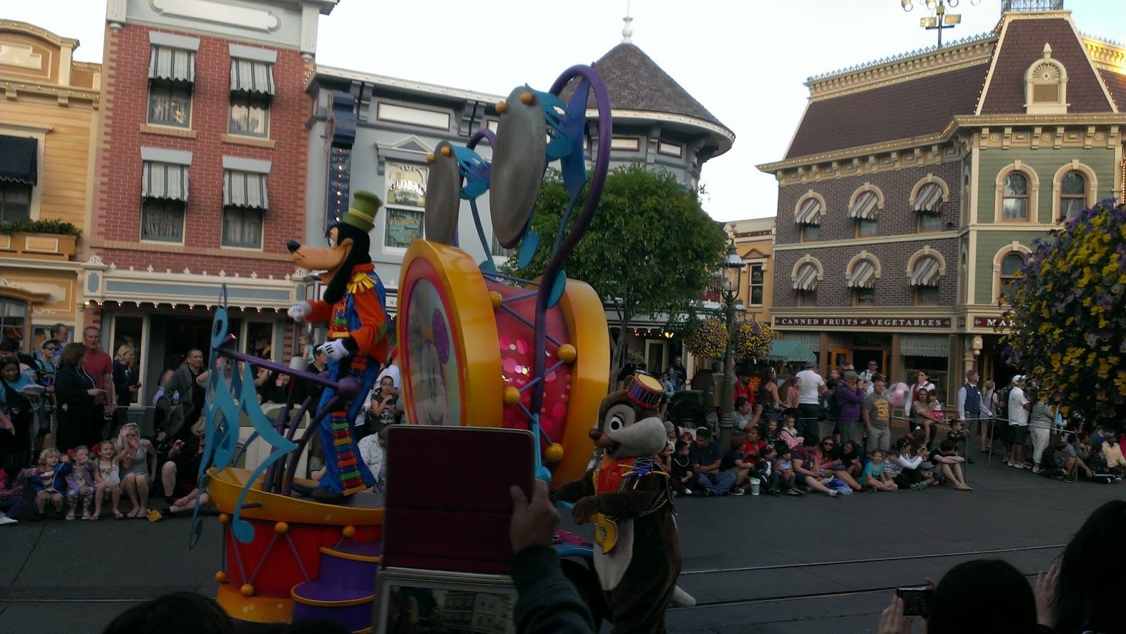 Evil Genius's Guide to Disneyland: Mickeys "Fun" Wheel or The Wheel of ...