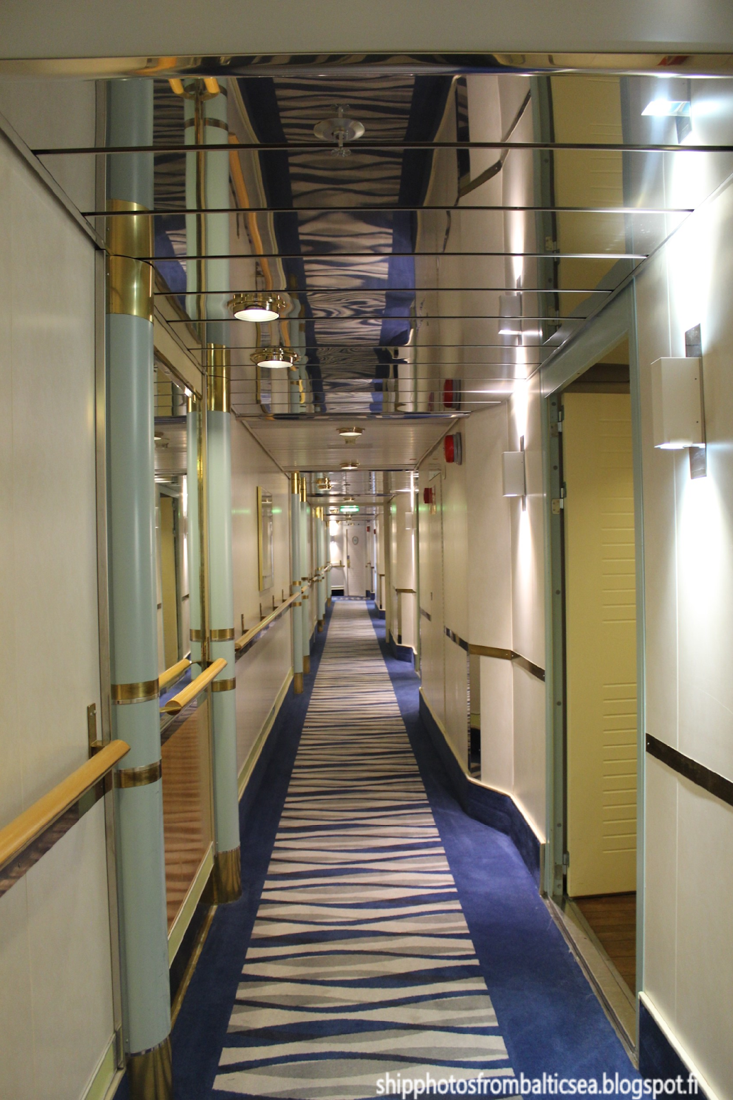 .: Commodore risteily Tukholmaan Silja Symphonylla.