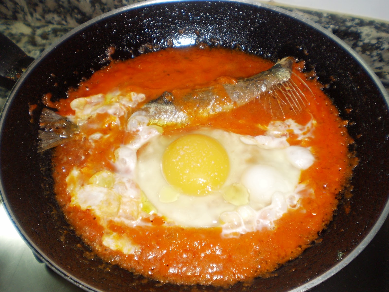 COCINA SIN TONTERIAS: Arenque con tomate y huevo