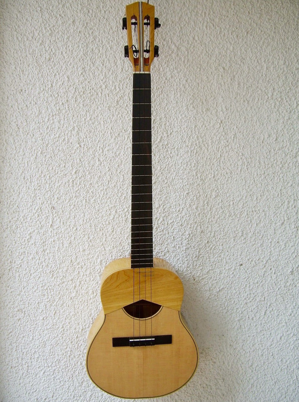 Alfonso Sandoval - Luthier: CUATRO VENEZOLANO