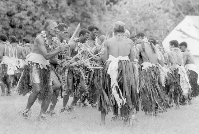 Daily Life In Ono-i-Lau, Fiji 50 Years Ago : Ono-i-Lau Men In Dramatic Meke